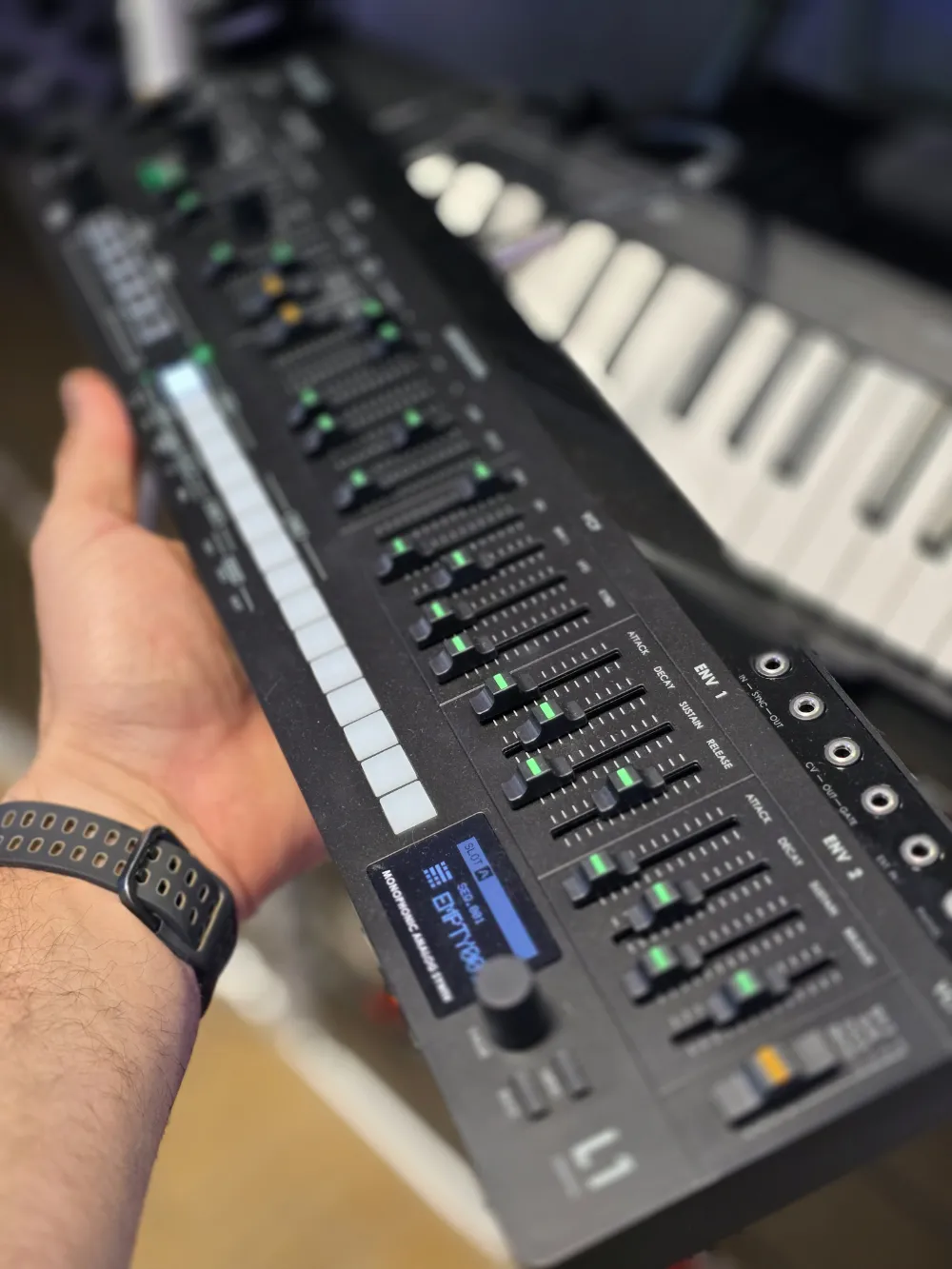 Donner Essential L1 Review: A Modern Classic with Character?